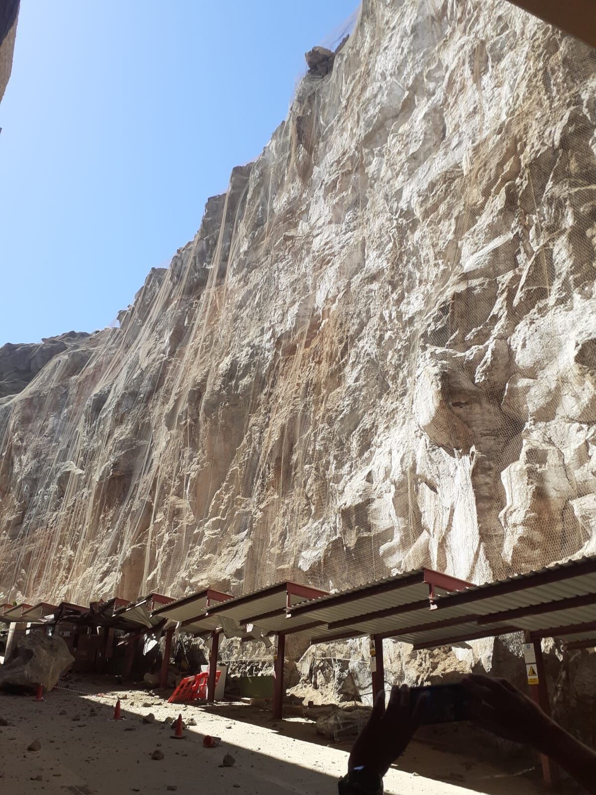Massive rockfall in Amadores leads to concern at 4 star hotel • The Canary News