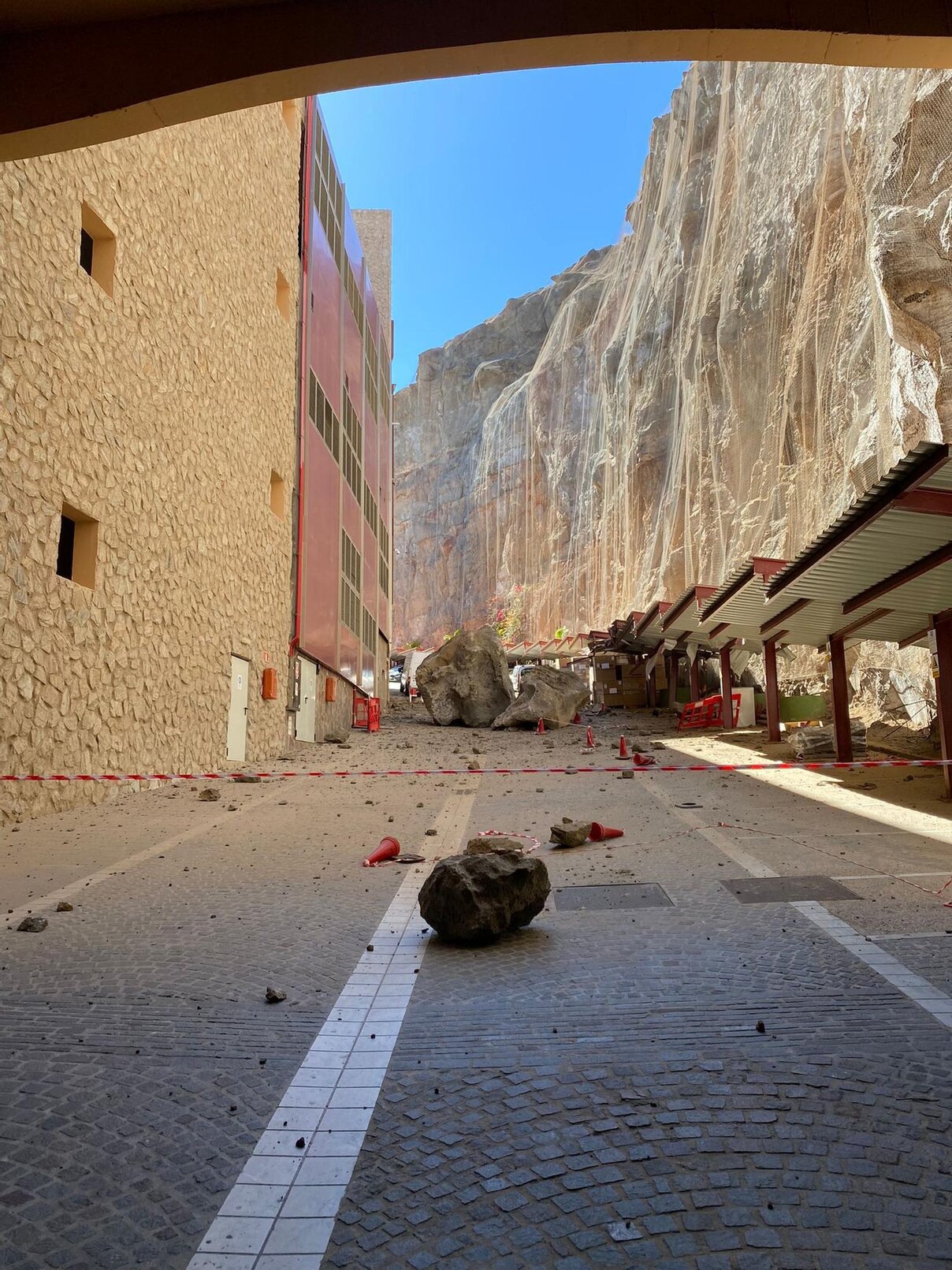 Massive rockfall in Amadores leads to concern at 4 star hotel • The ...
