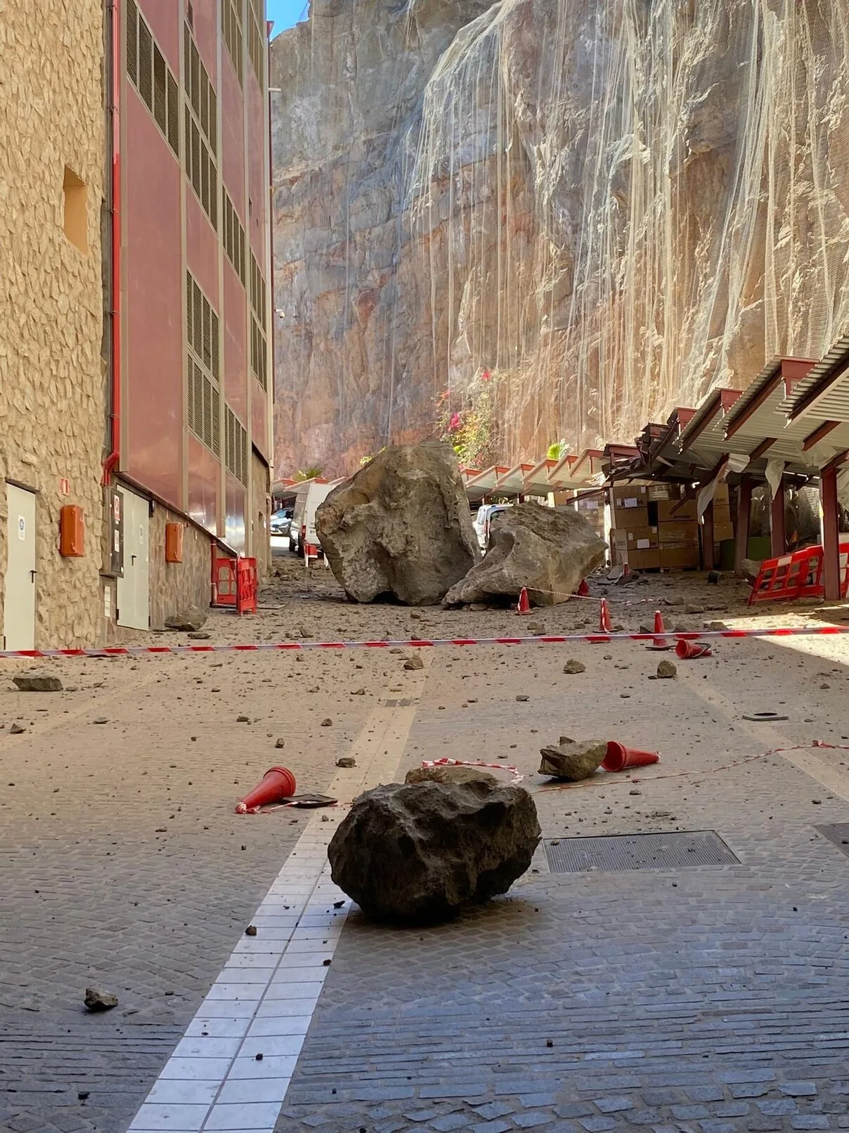 Massive rockfall in Amadores leads to concern at 4 star hotel • The ...